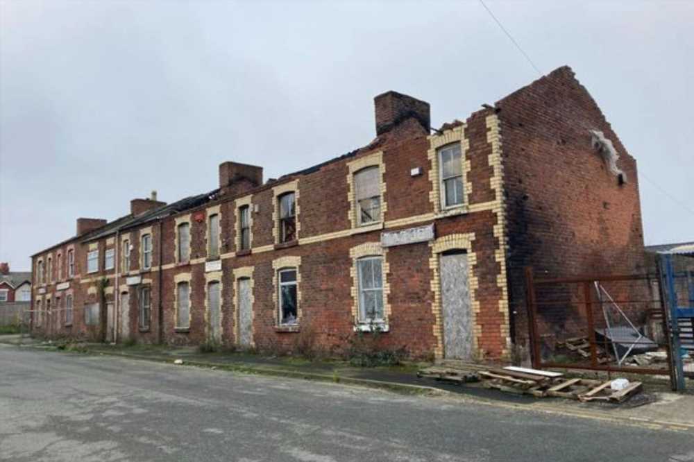 Abandoned street revealed in eerie pics with empty homes left to rot ...
