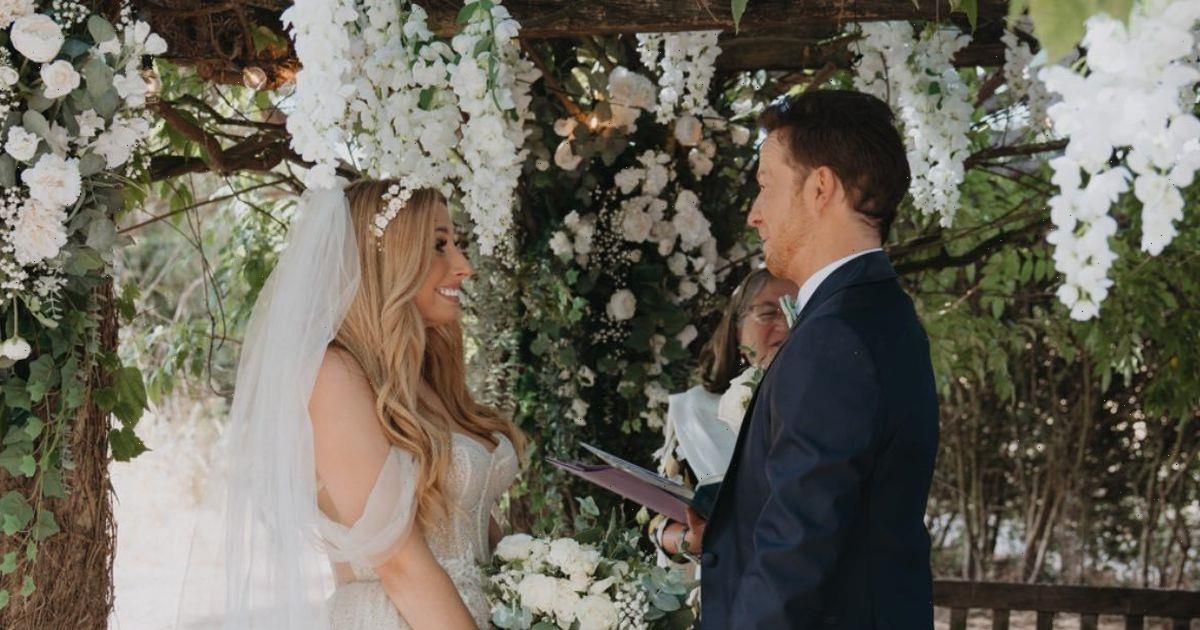 Woman creates a FAKE FAMILY to star in her annual Christmas cards - Hot ...