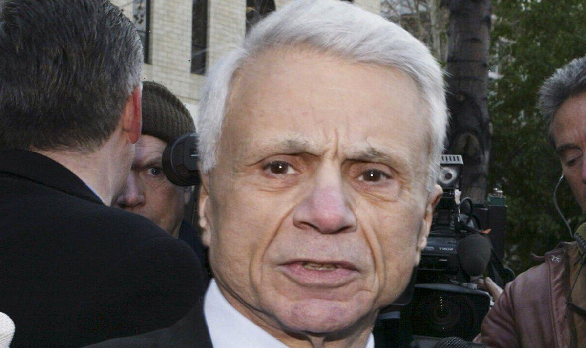 Gigantic alligator BENDS metal fence at Florida golf club - Hot ...