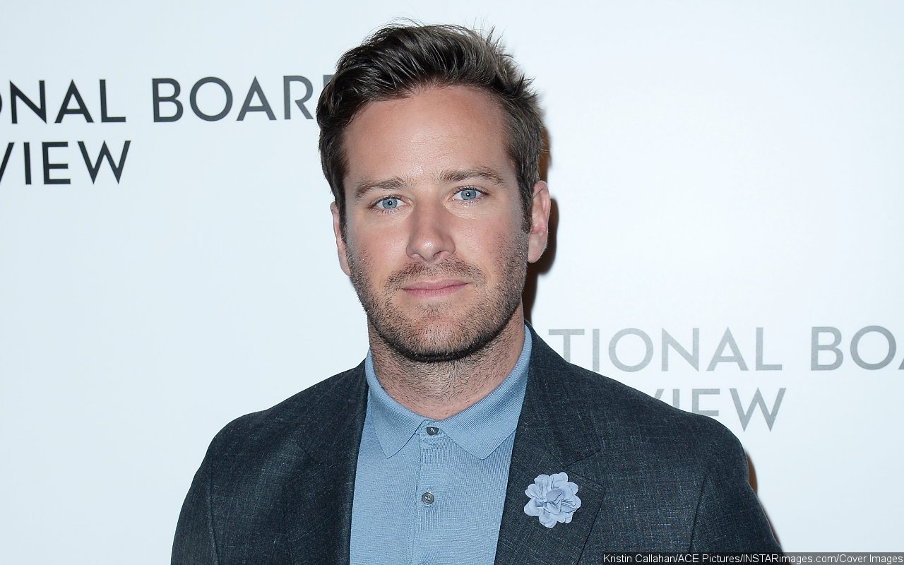 Armie Hammer Lock Lips With Ex Lisa Perejma After Finalizing Divorce ...