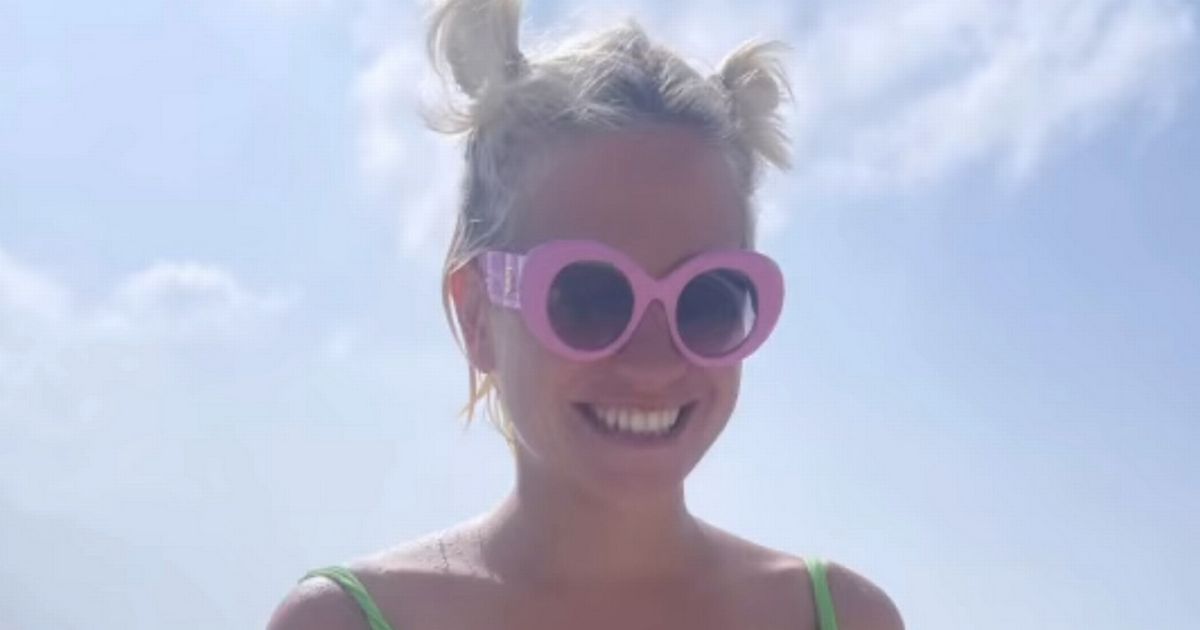 Pregnant Pixie Lott displays her baby bump with her husband onboard a ...